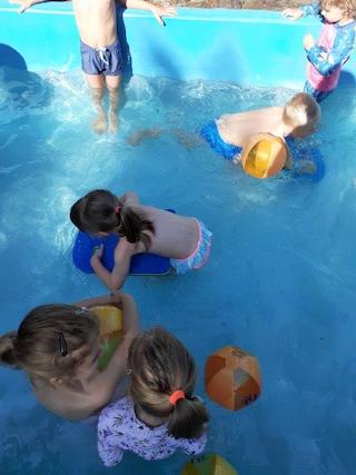 Viele lustige Wasserspiele im und um unseren Pool im Garten bereiten ...